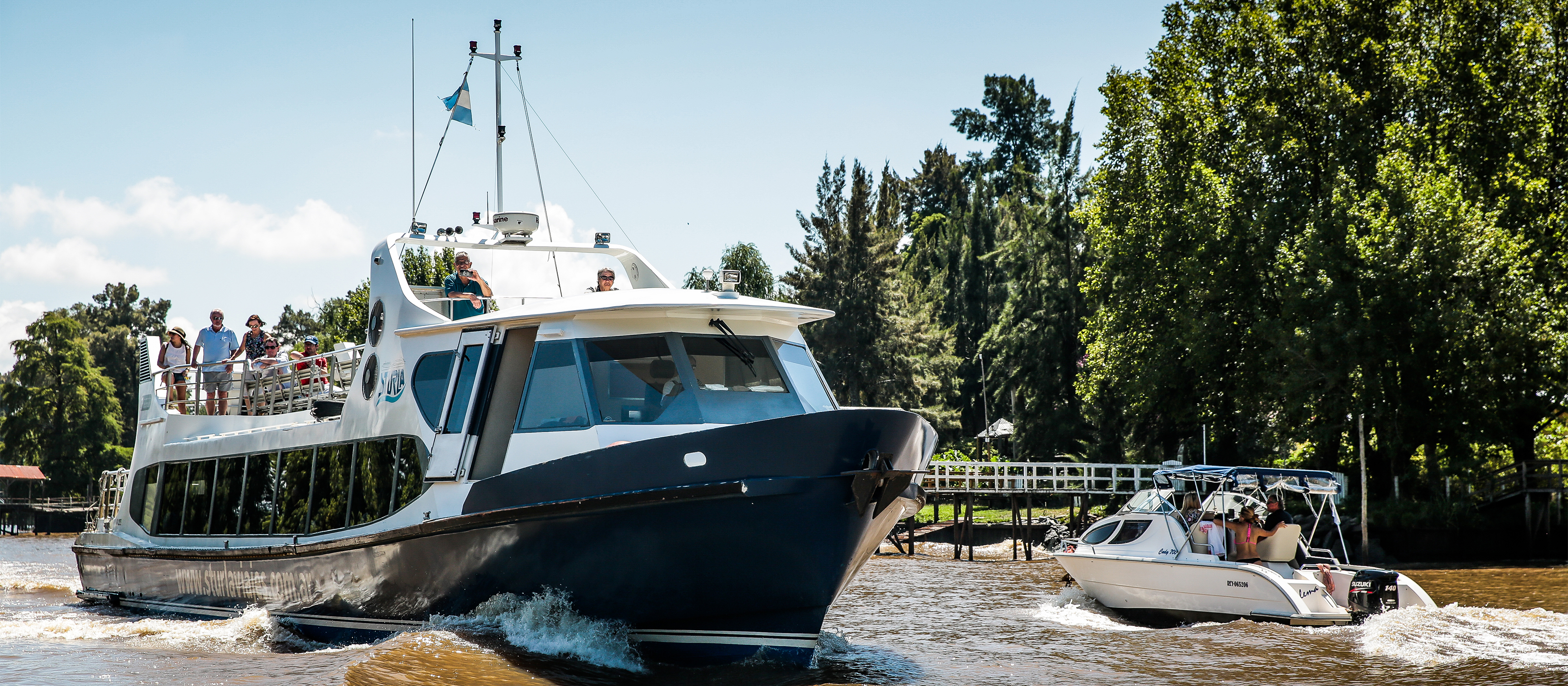 Commuting in style on the silver river | Scania Group