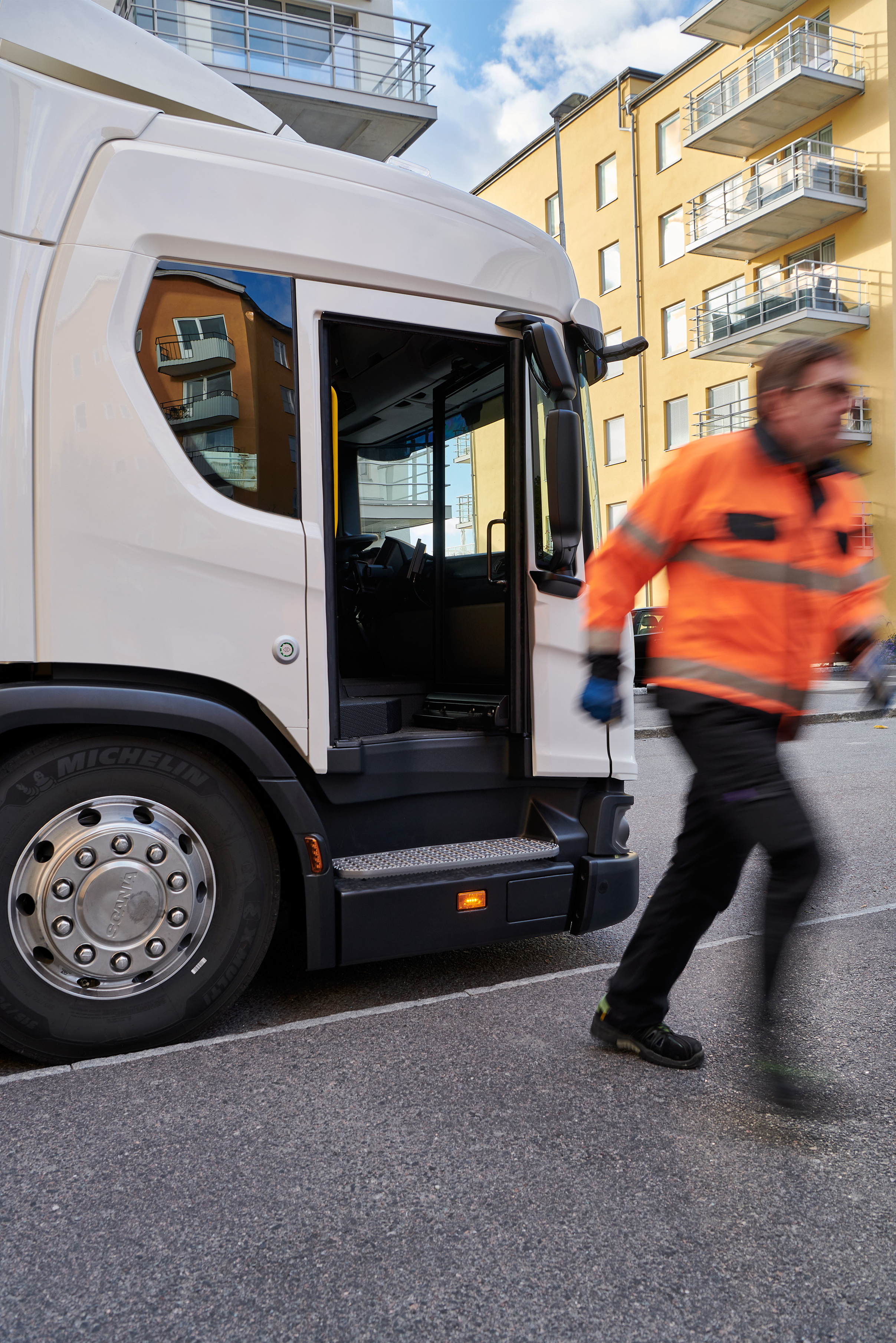 Scania präsentiert Innenschwenktür für die L-Baureihe | Scania