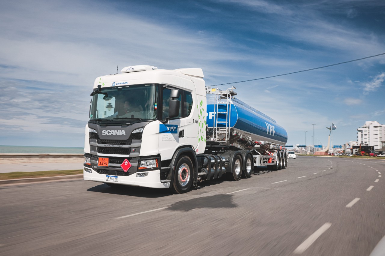 UN CAMIÓN SCANIA A GNC TRANSPORTARÁ COMBUSTIBLES YPF | Scania Argentina