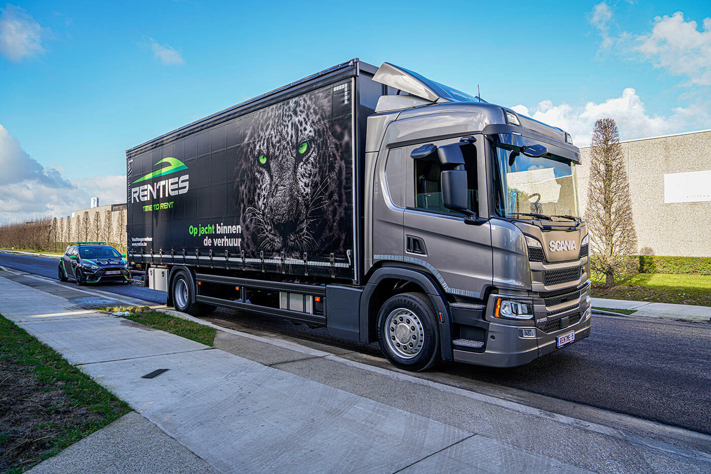 Zes Scania P distributiewagens als uithangbord voor Renties | Scania België