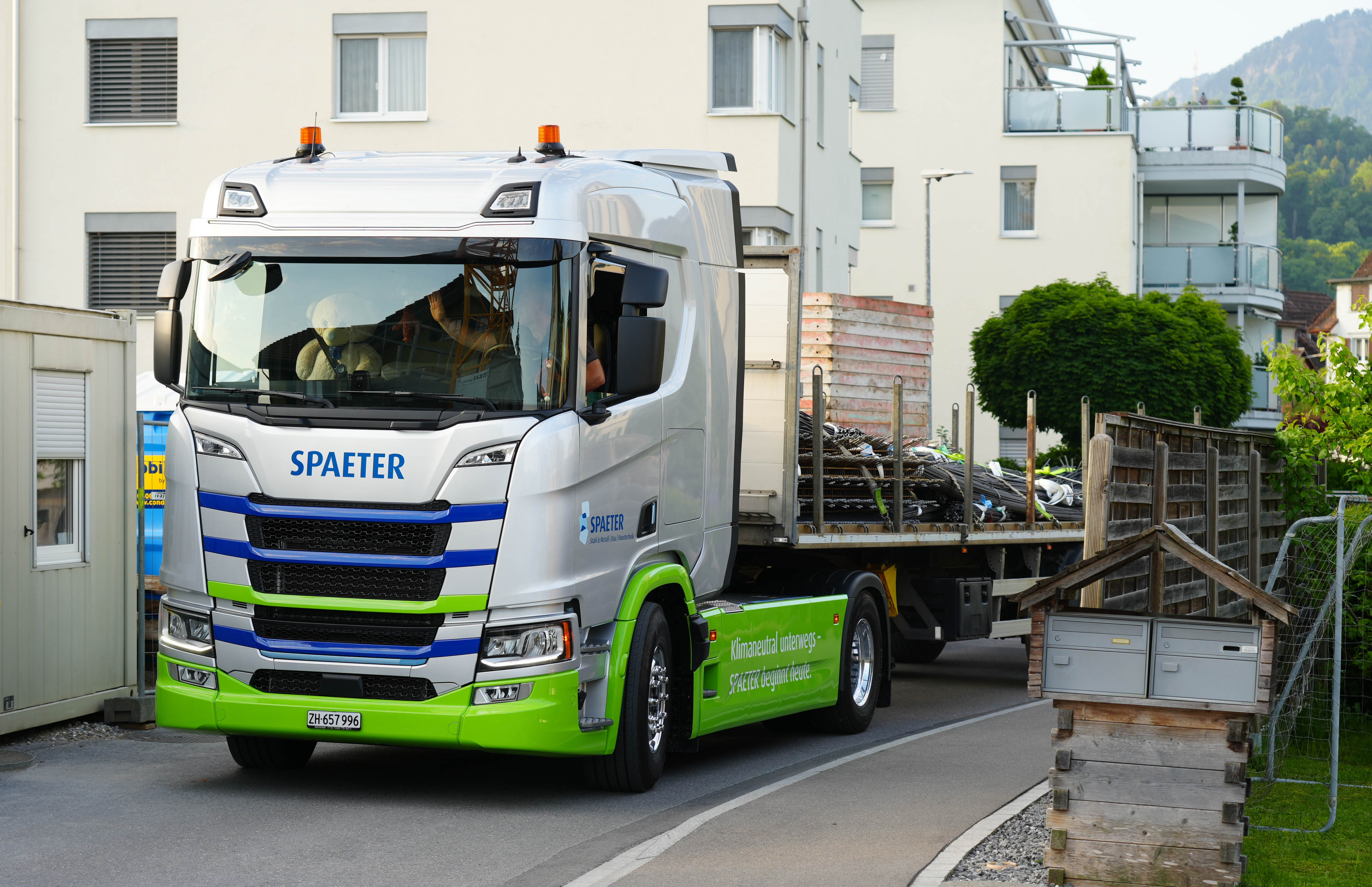 Er kam, fuhr und begeisterte. Der BEV Scania 40R A 4x2 NB überzeugt ...
