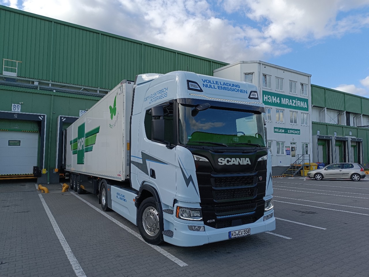 Společnost HOPI Logistics otestovala elektrickou Scanii 40 R. Dojezd ...