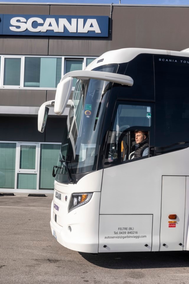 Il nuovo Scania Touring al servizio di Garbin Viaggi: il più corto e ...