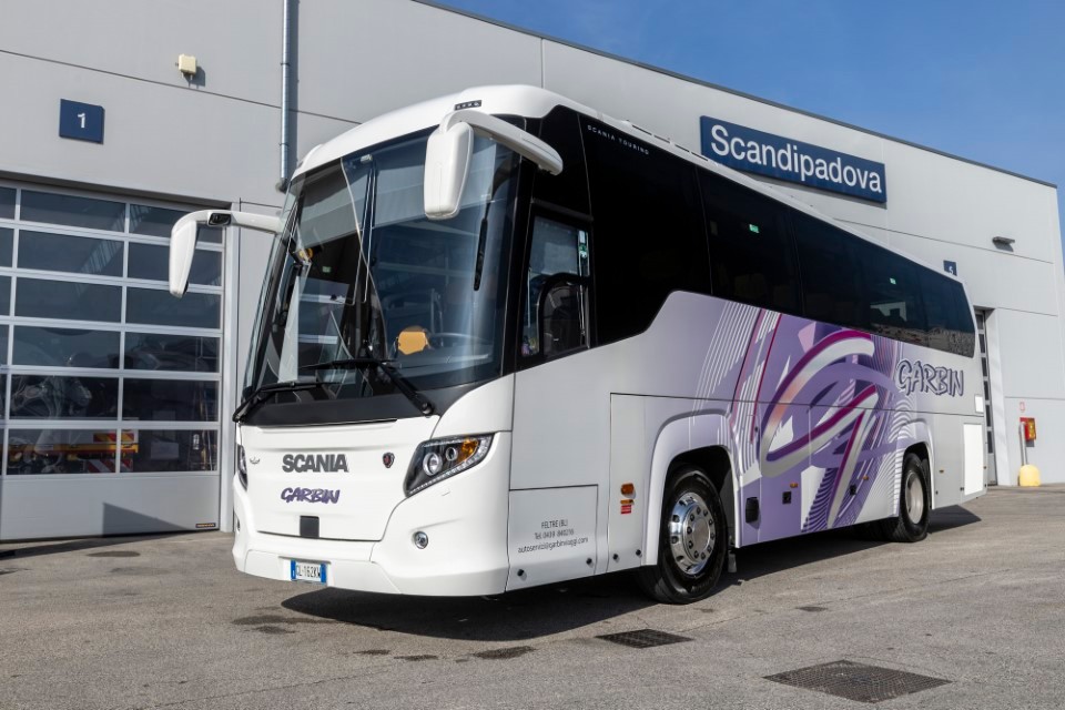 Il nuovo Scania Touring al servizio di Garbin Viaggi: il più corto e ...