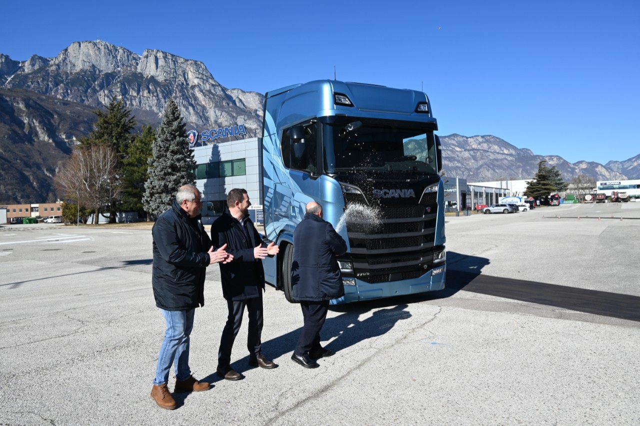 Uno Scania V8 Frostfire per Rocco Trasporti | Scania Italia