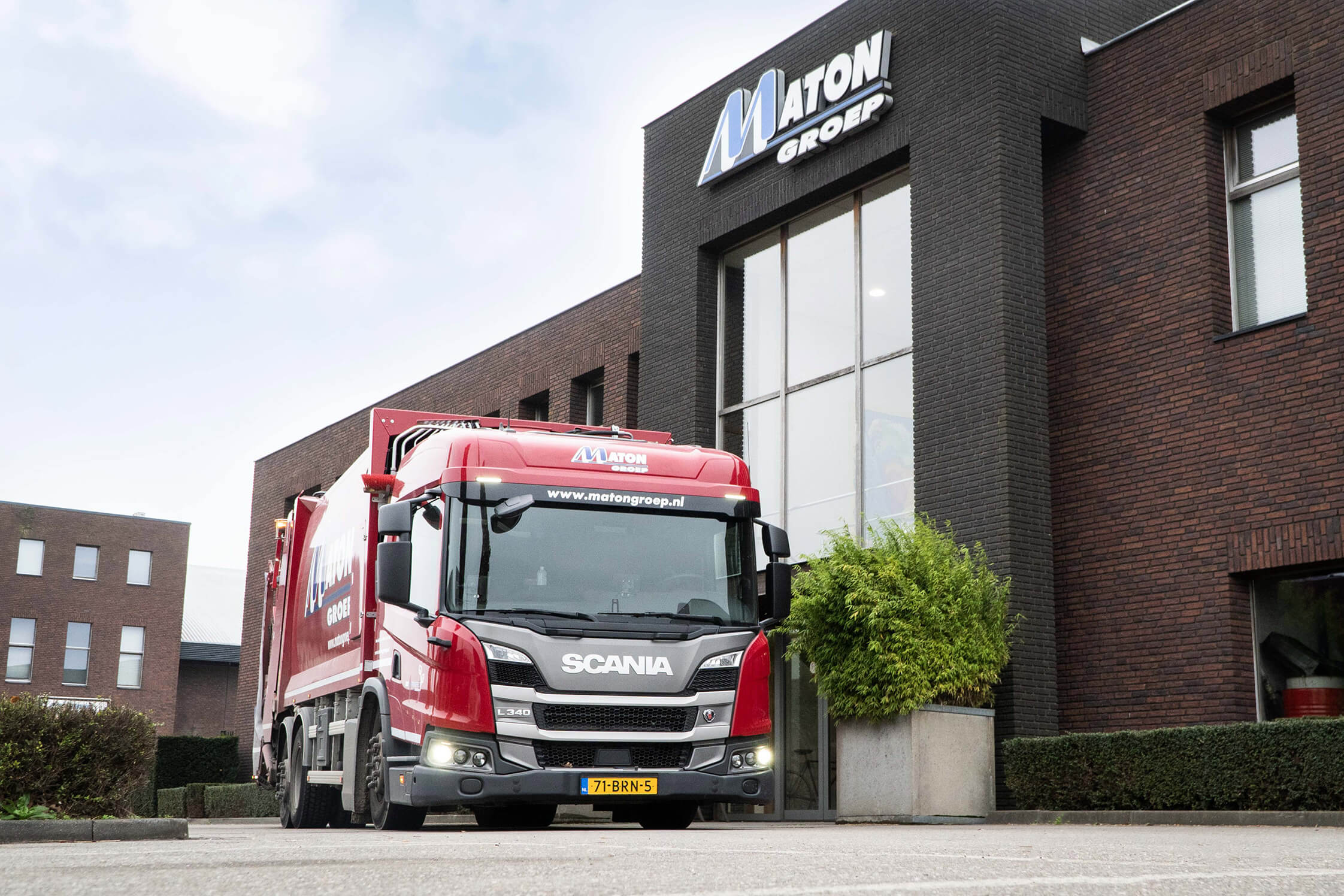 Unieke Scania LNG-trucks met kraakpersopbouw voor Maton Groep | Scania ...