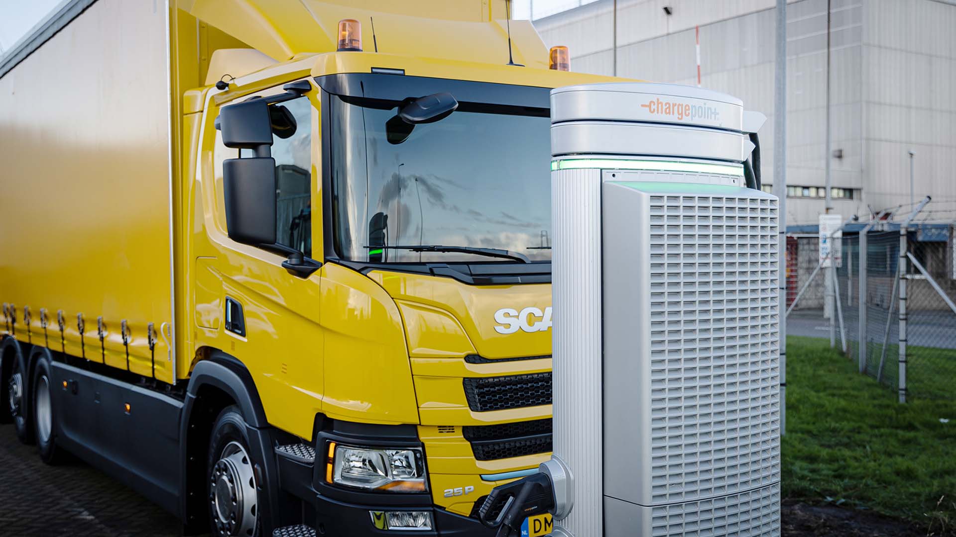 Koninklijke Marine neemt eerste elektrische Scania in gebruik | Scania ...