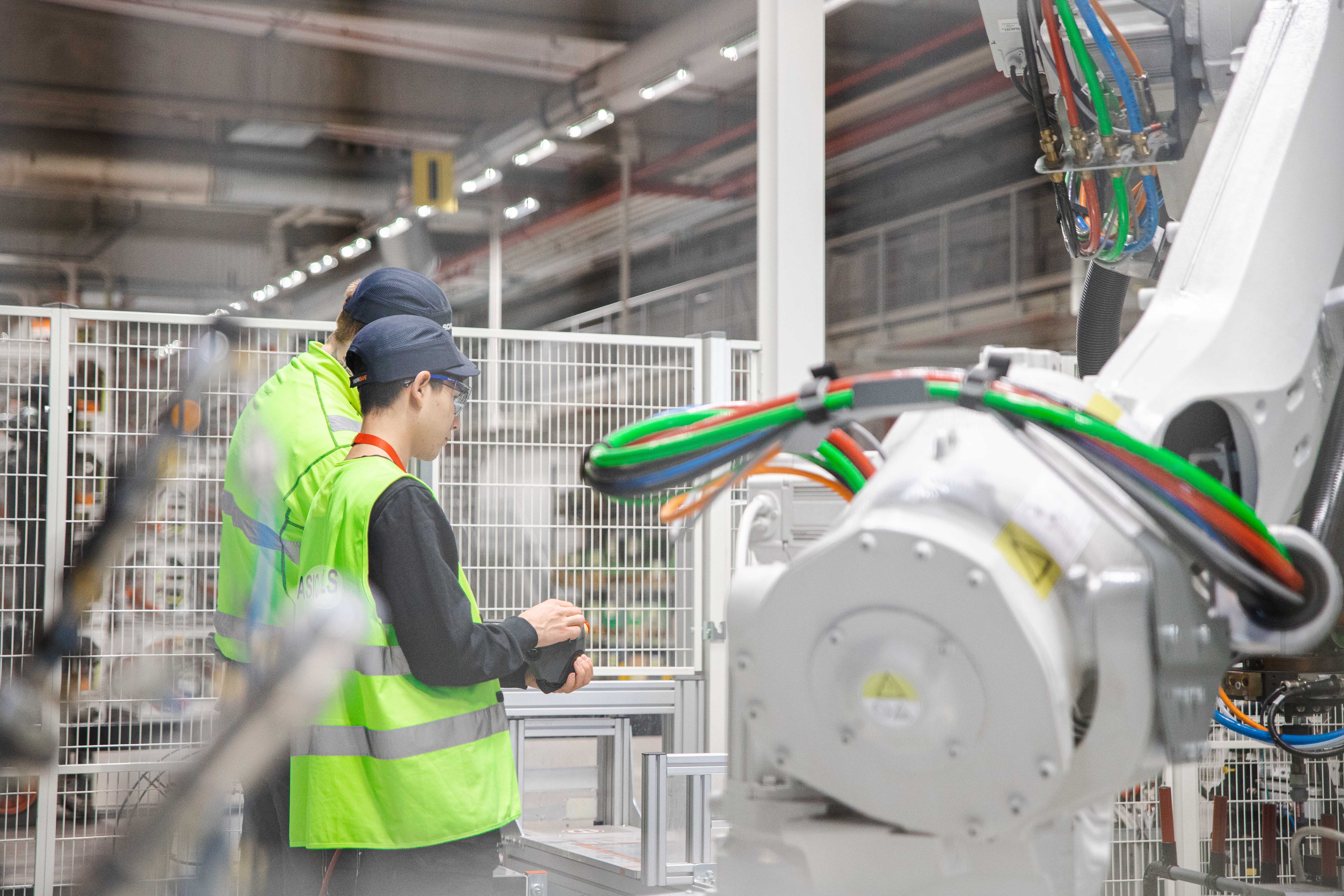 Gymnasieelever får träna att köra robot | Scania Oskarshamn