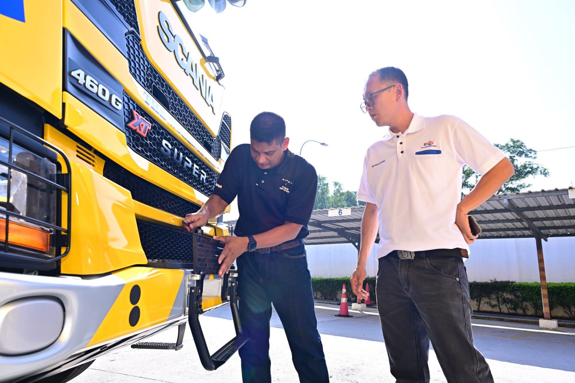 SRI MAJU CERGAS LOGISTICS TAKES DELIVERY OF 12 SCANIA SUPER XT TRUCKS ...