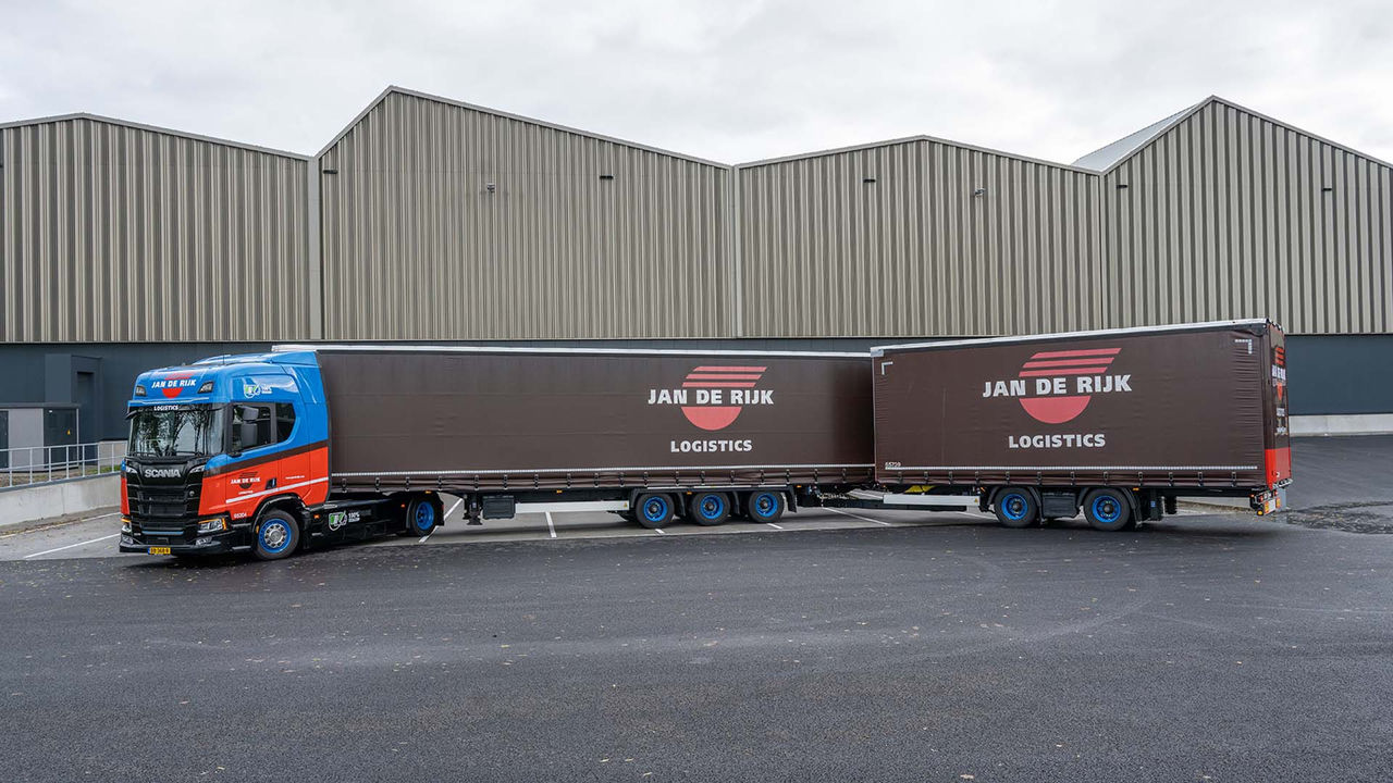 Jan de Rijk Logistics neemt eerste van zeven elektrische Scania’s met lage schotelhoogte in ...